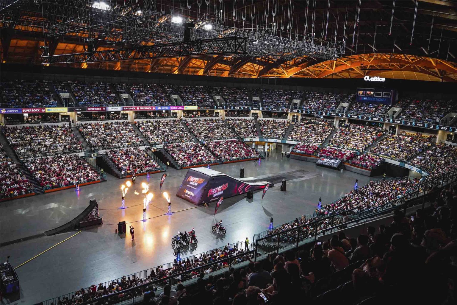 Vídeos - Freestyle World Tour®